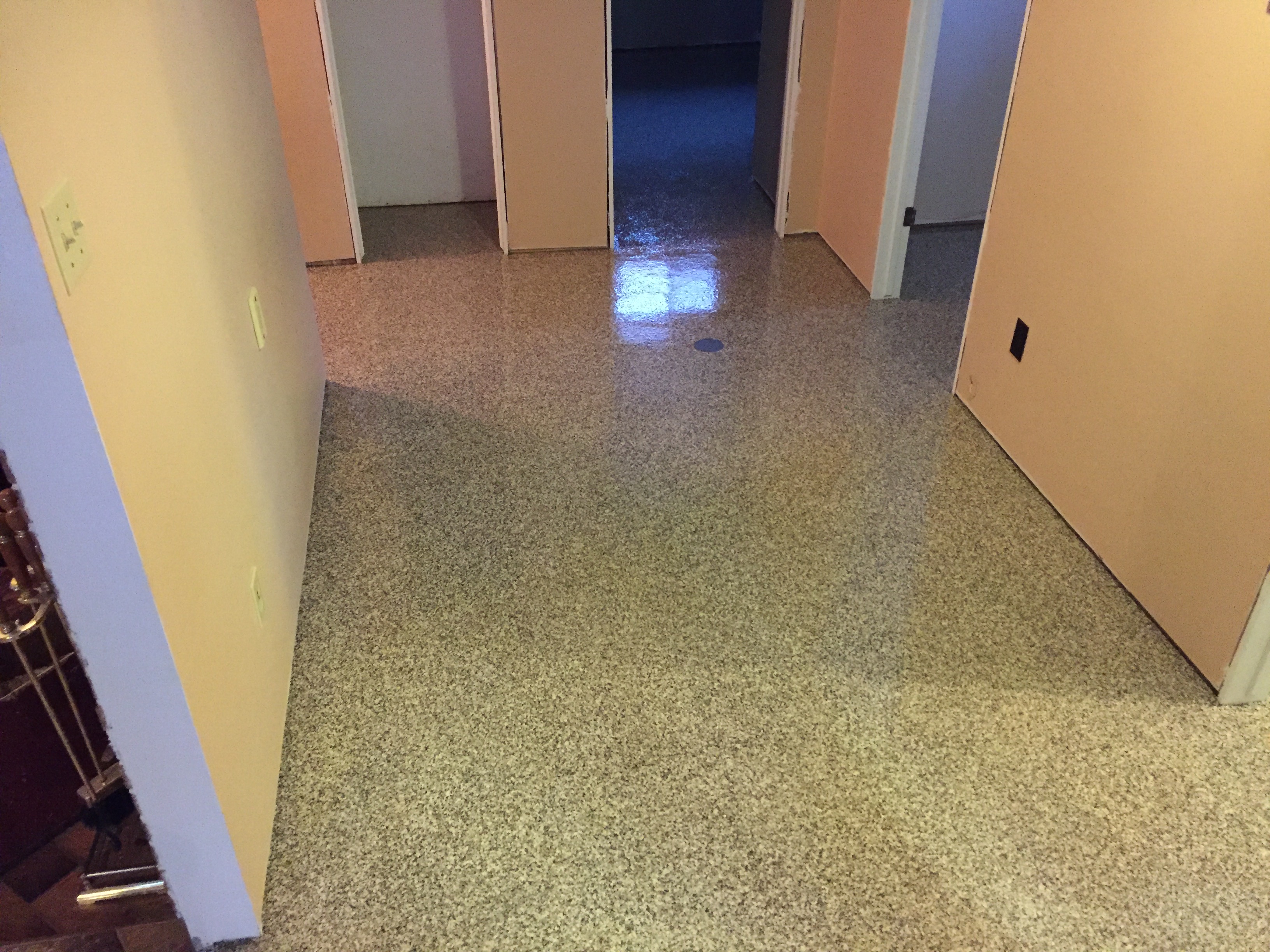 Plancher d'époxy avec flocons décoratifs | Dion Peinture industrielle