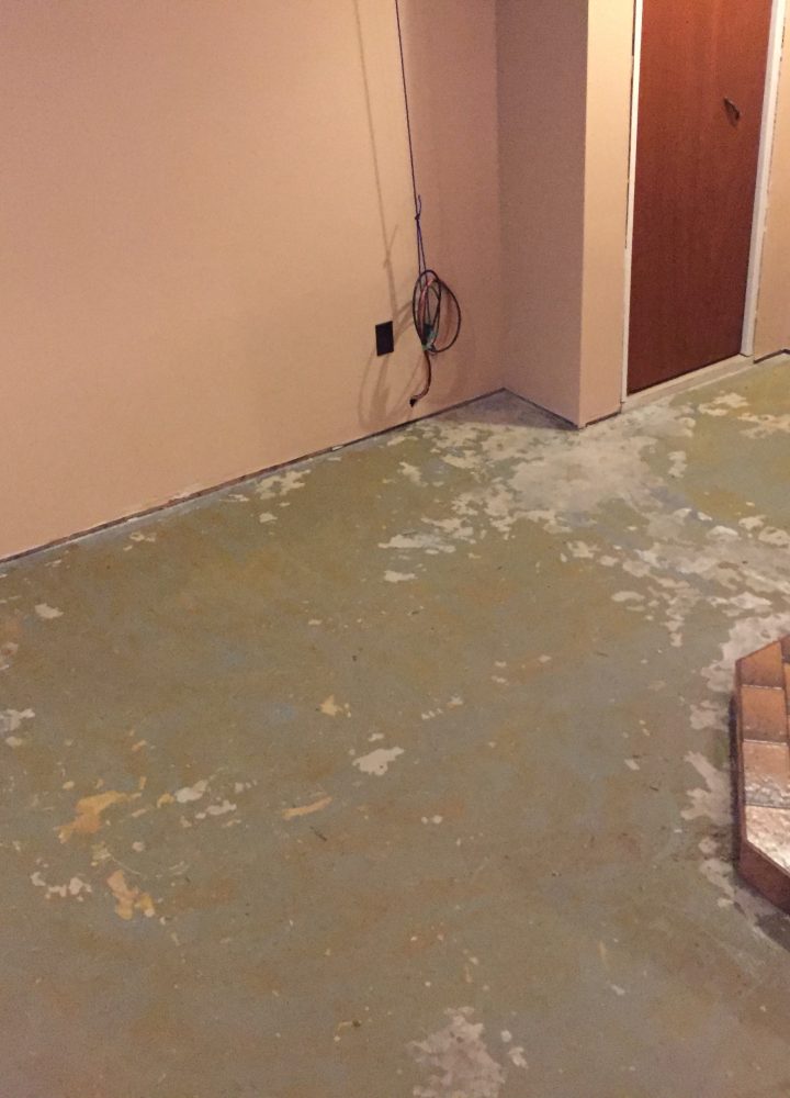 Plancher d'époxy avec flocons décoratifs | Dion Peinture industrielle