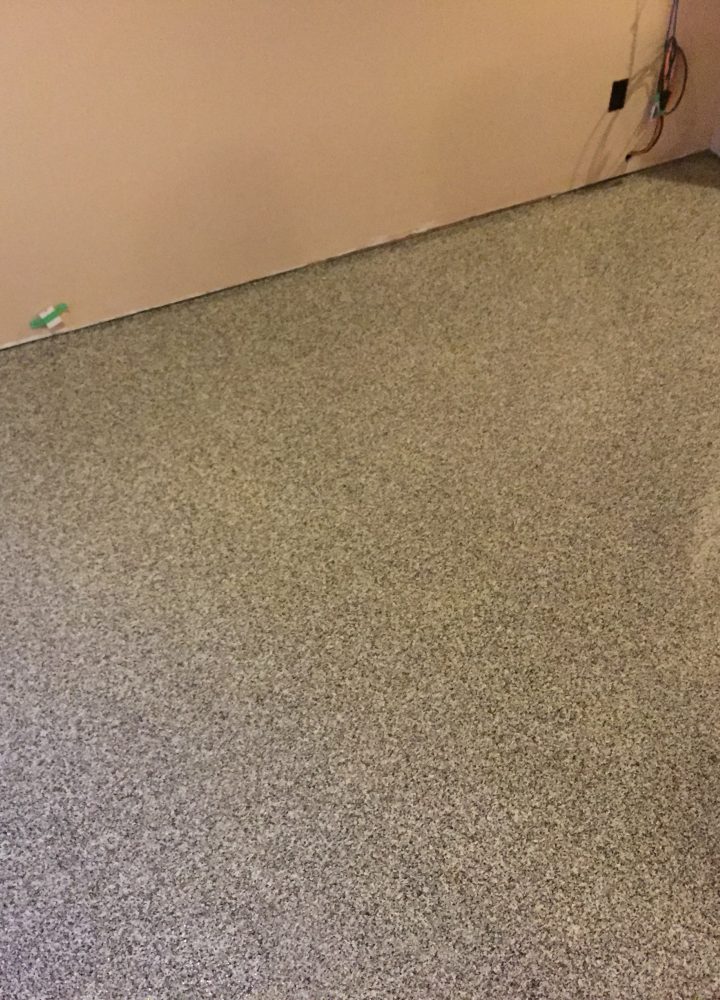 Plancher d'époxy avec flocons décoratifs | Dion Peinture industrielle