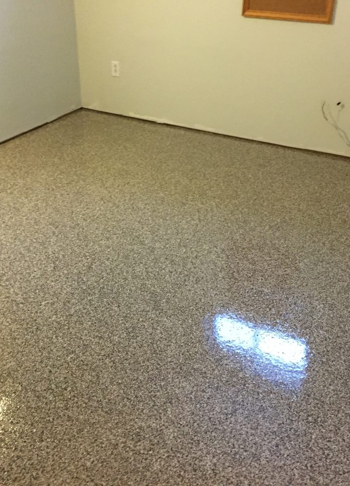 Plancher d'époxy avec flocons décoratifs | Dion Peinture industrielle